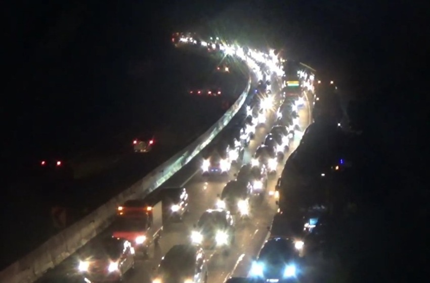 Tol Cipularang Arah Jakarta Macet Panjang Malam Ini - Ruang Bibir