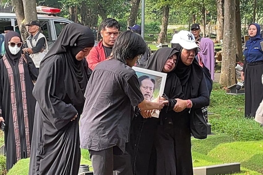Karina Ranau Nyaris Pingsan saat Jenazah Epy Iskandar Dimsukkan ke ...
