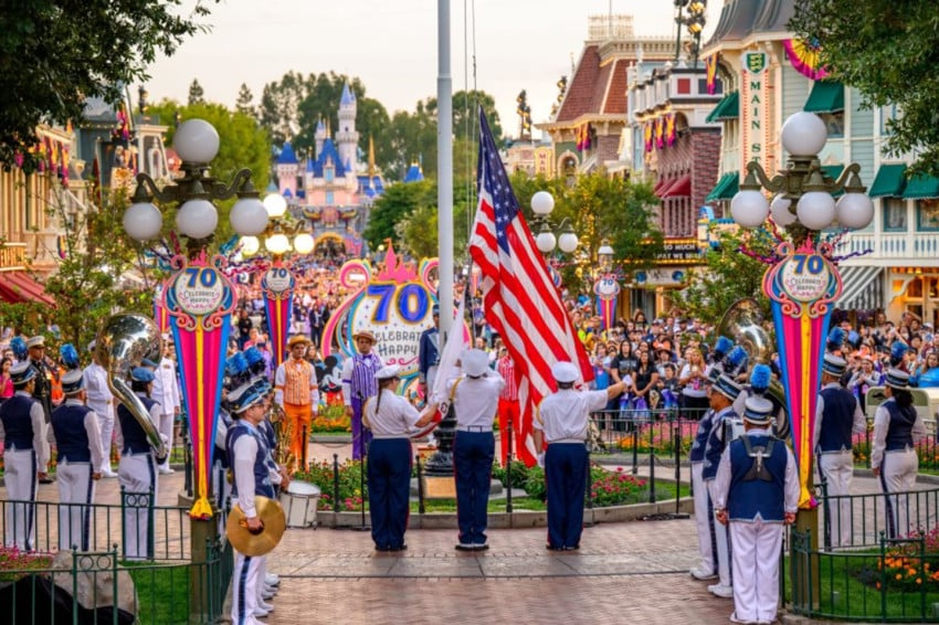 Detik-detik Menegangkan di Disney World, Staf Adang Batu Raksasa demi ...